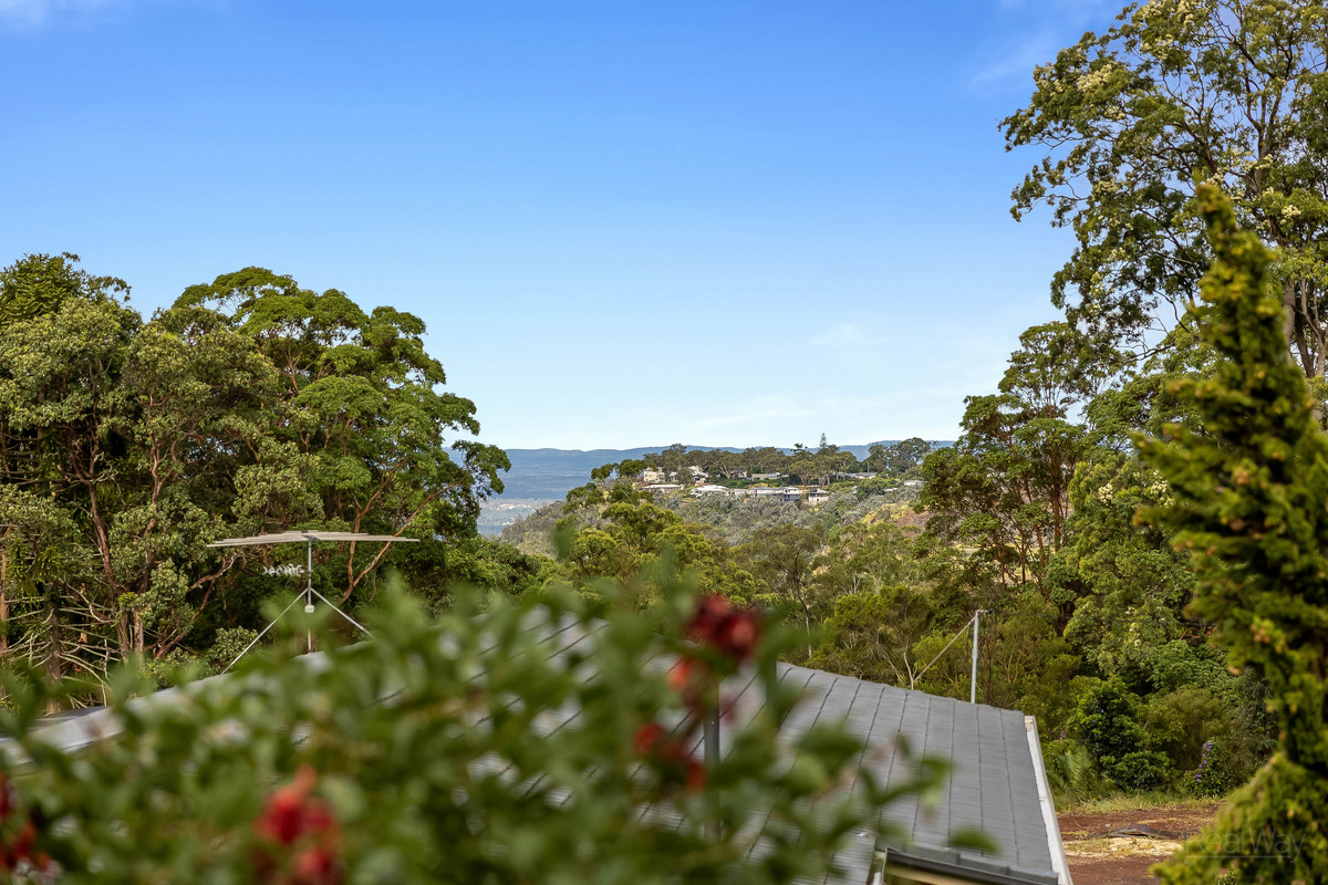 EXCLUSIVE MOUNT LOFTY LIVING ON 2,513m2 - RealWay Toowoomba