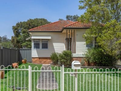 SWEET COTTAGE, CLOSE TO TOWN