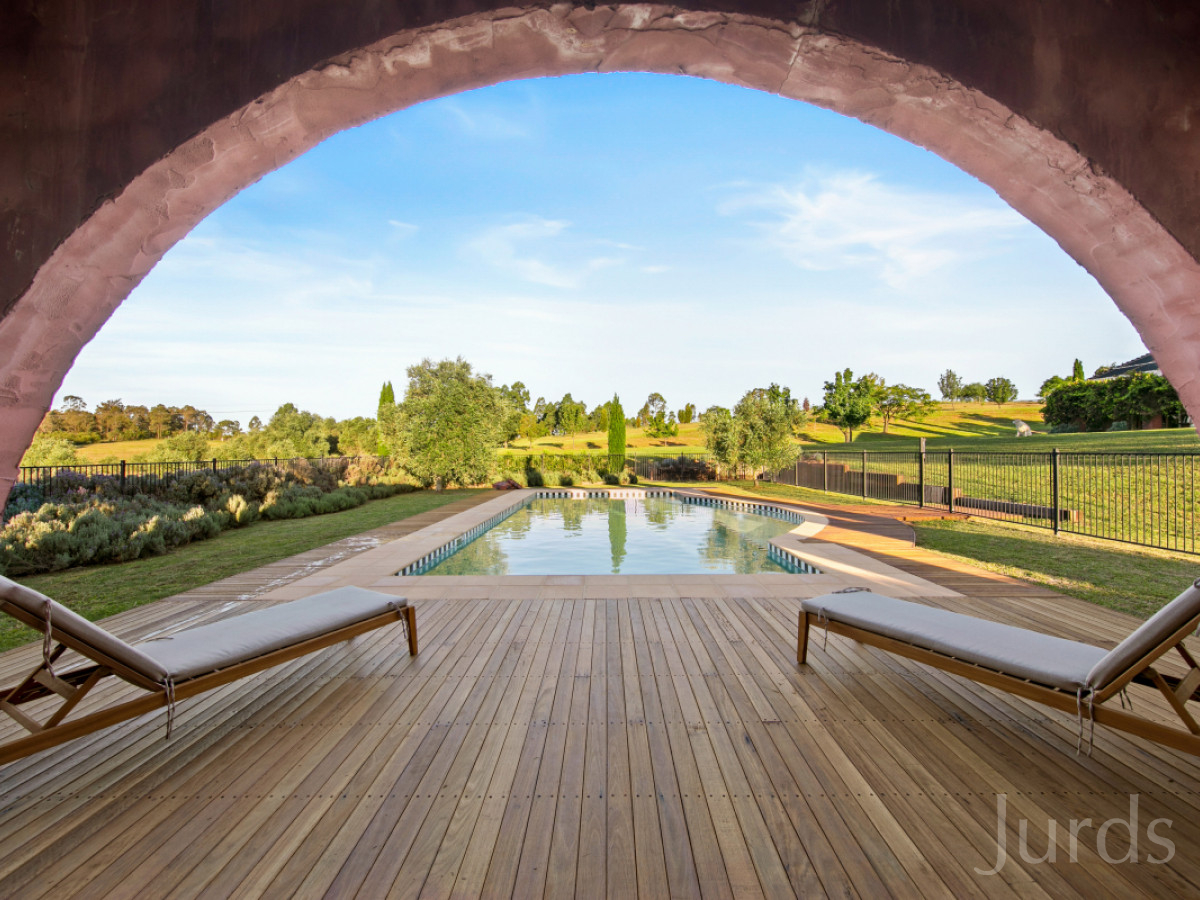 LUXURY HOMESTEAD & ORGANIC VINEYARD